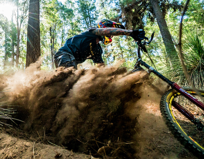Sam Hill jugando con la DH antes de Fort Williams – El Yari
