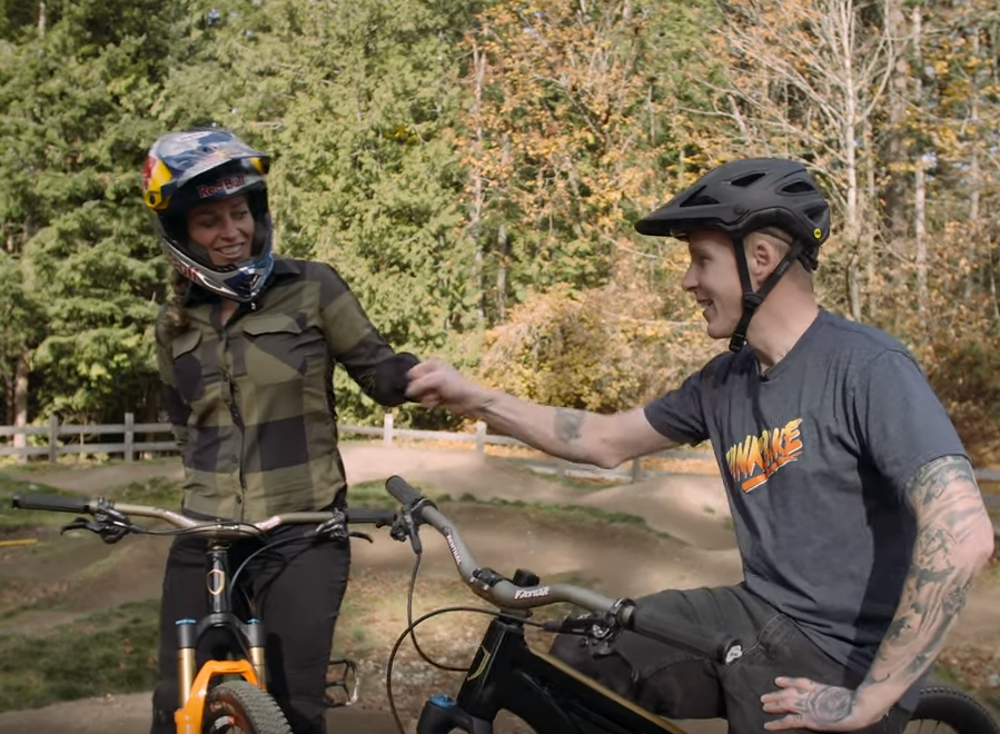 Mike Levy vs Jill Kinter en un pumptrack – El Yari