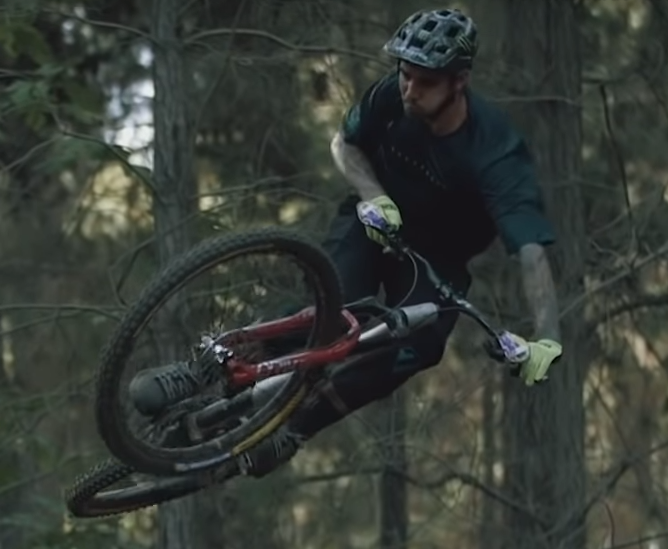 Sam Hill lidiando con polvo – El Yari