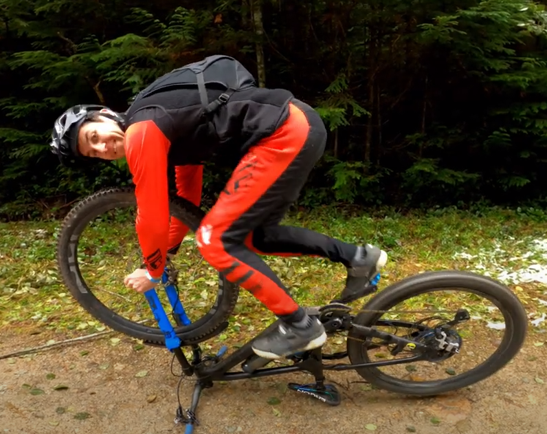 Remy Metailler siguiendo a un corredor de la copa del mundo de DH – El Yari